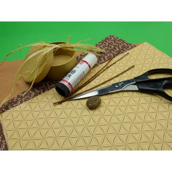 Basteln mit Tonpapier | Eine schöne Schmuckdose in Naturfarben